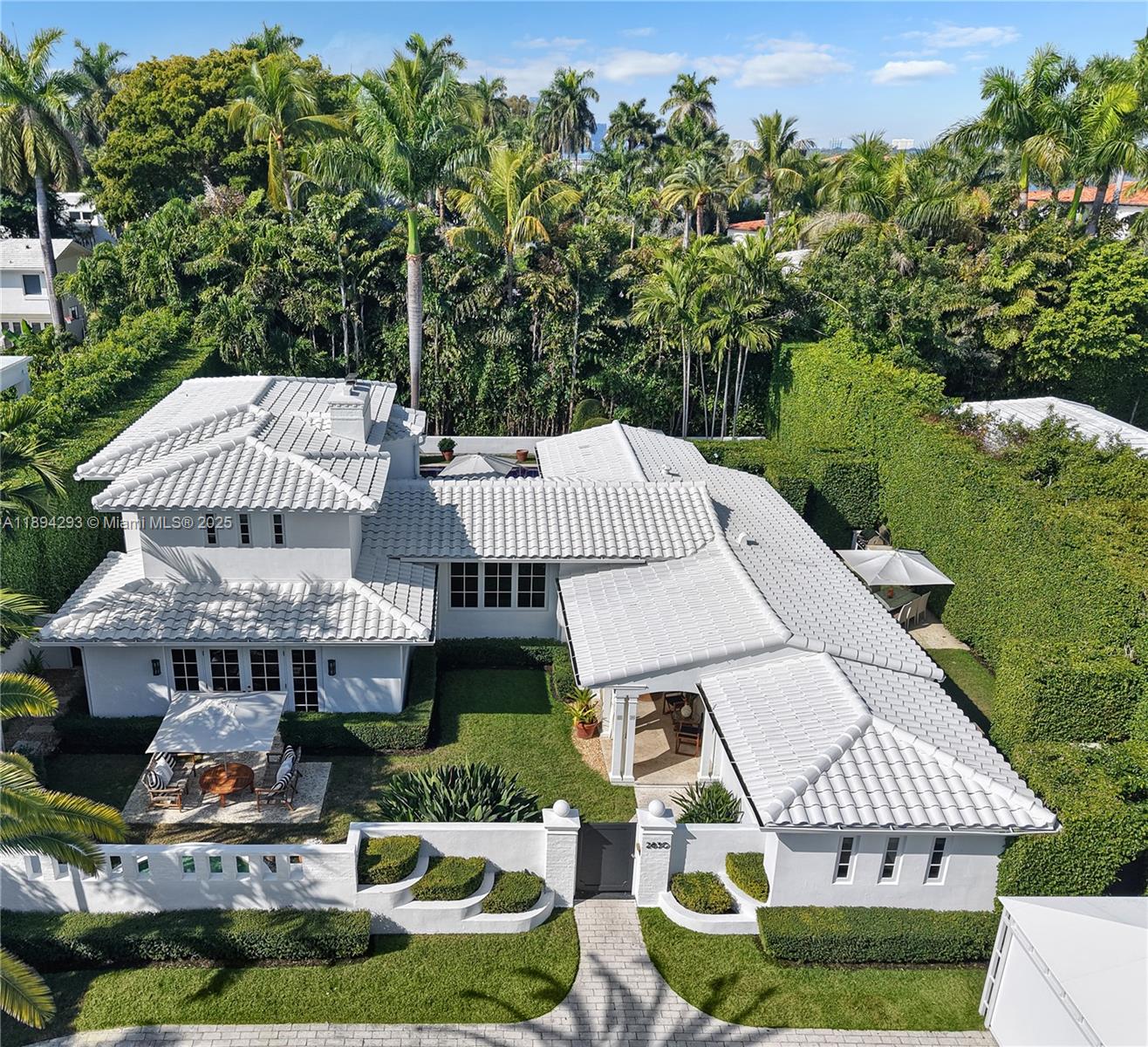 MLS# A11894293 | 2830 Lucerne Ave, Miami Beach, FL 33140 Single Family ...